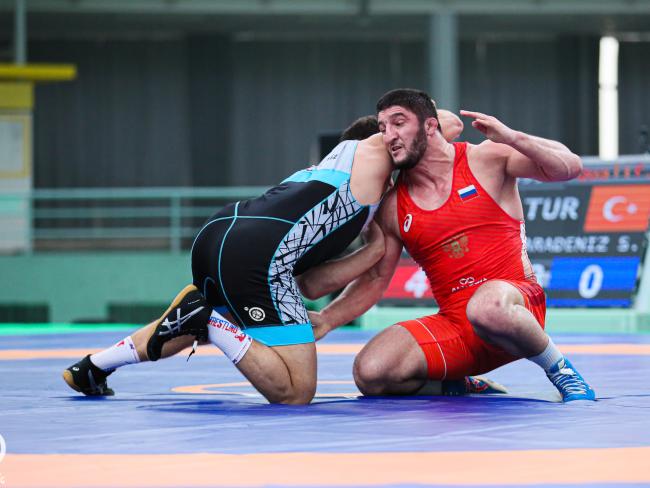 Sadulaev Helps Russia Go 4-for-4 in FS Semifinals | United World Wrestling